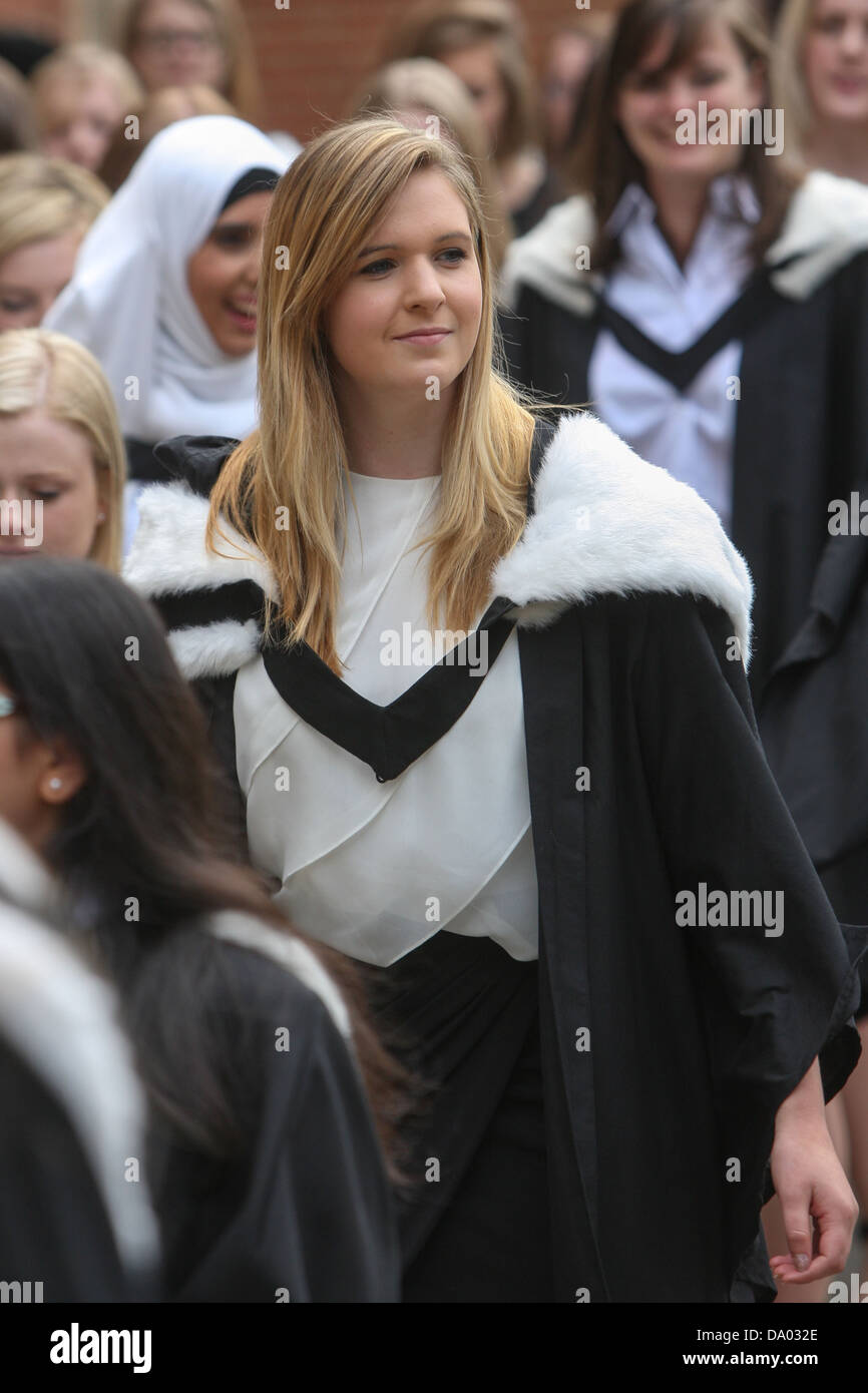 GRADUATION DAT AT CAMBRIDGE UNIVERSITY SHOWS STUDENTS ON THEIR WAY TO ...