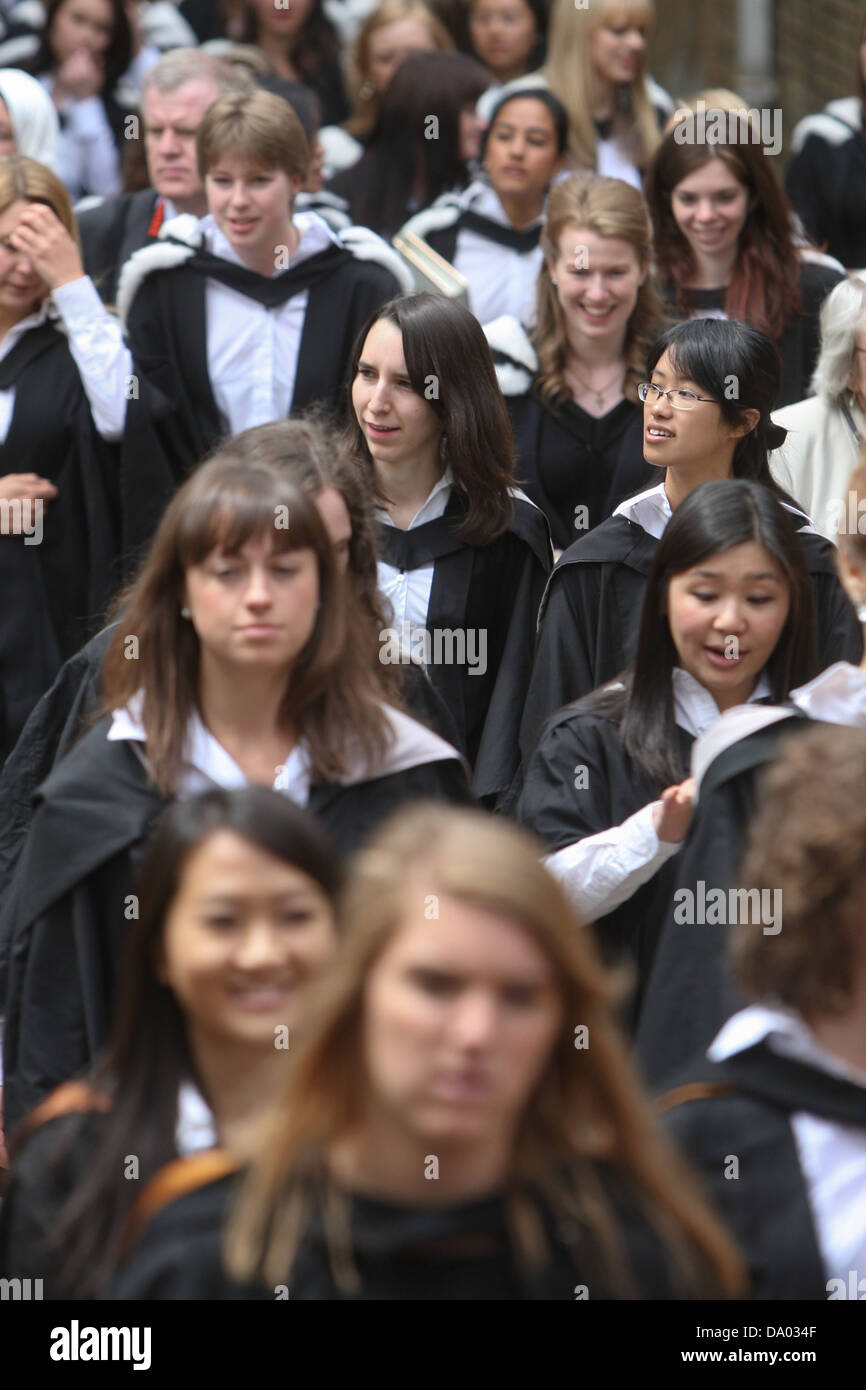 GRADUATION DAT AT CAMBRIDGE UNIVERSITY SHOWS STUDENTS ON THEIR WAY TO ...