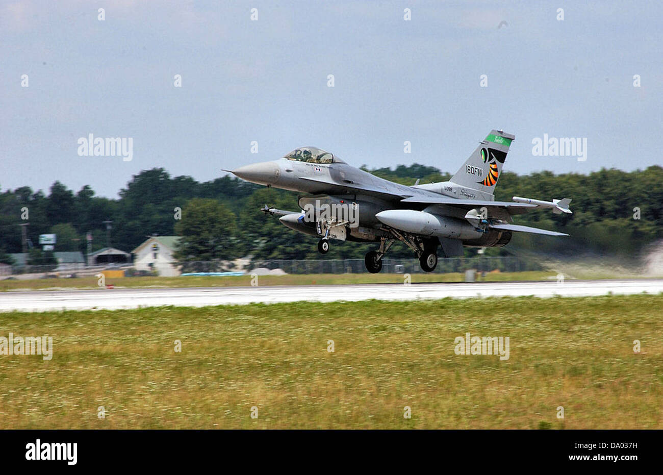 180th Fighter Wing F-16 taking off Stock Photo - Alamy
