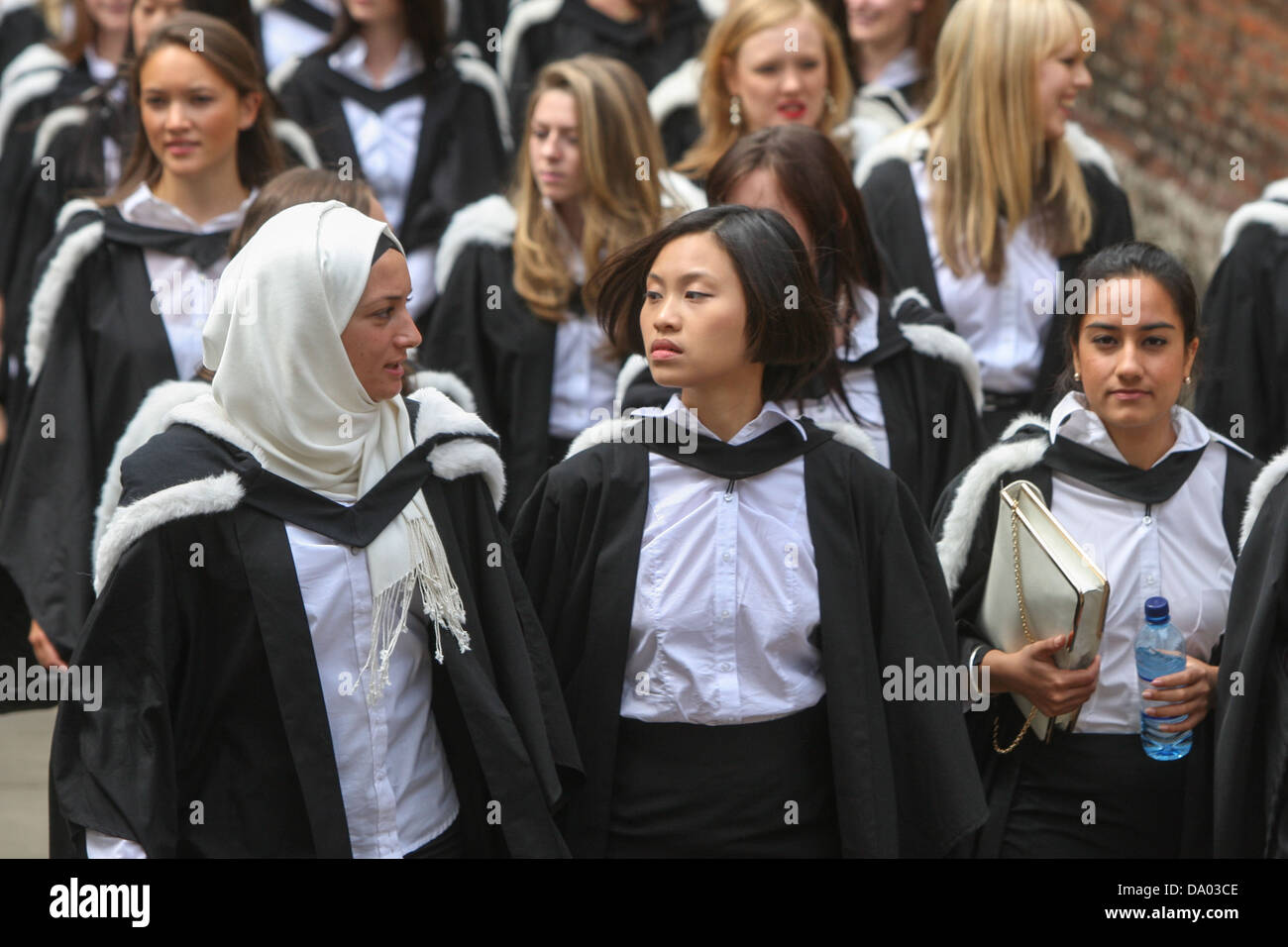 GRADUATION DAT AT CAMBRIDGE UNIVERSITY SHOWS STUDENTS ON THEIR WAY TO ...