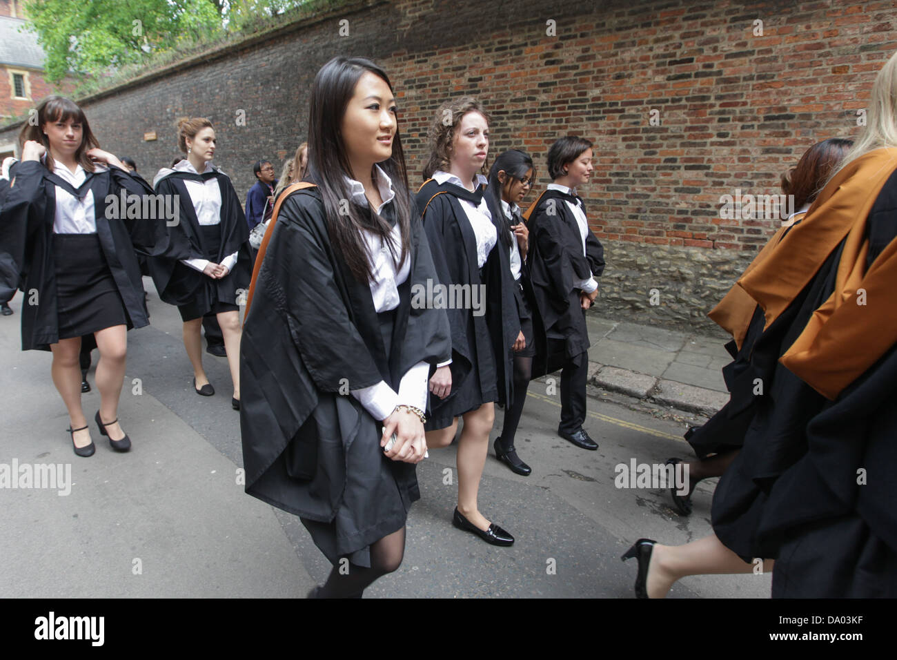 GRADUATION DAT AT CAMBRIDGE UNIVERSITY SHOWS STUDENTS ON THEIR WAY TO ...