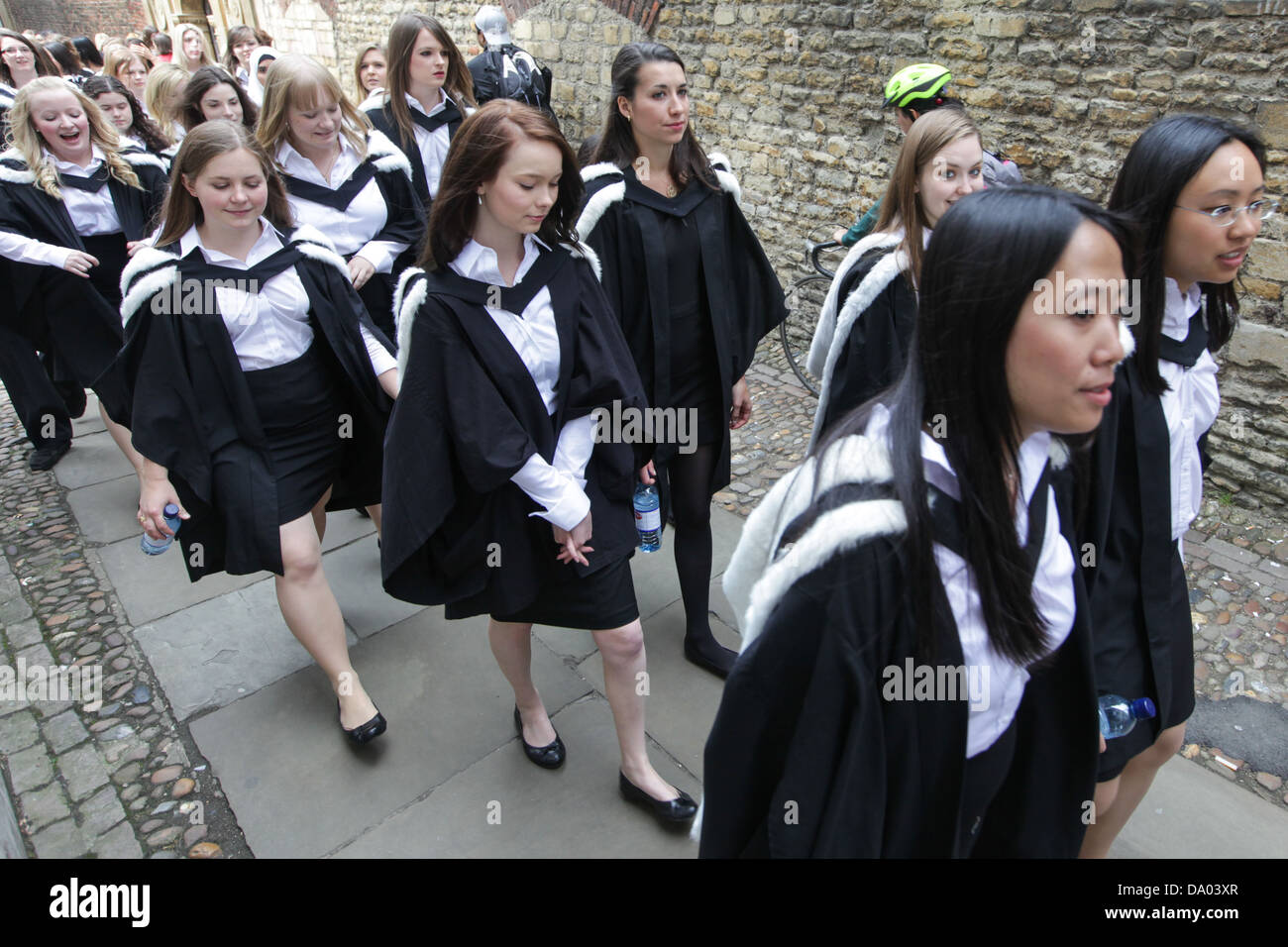GRADUATION DAT AT CAMBRIDGE UNIVERSITY SHOWS STUDENTS ON THEIR WAY TO ...