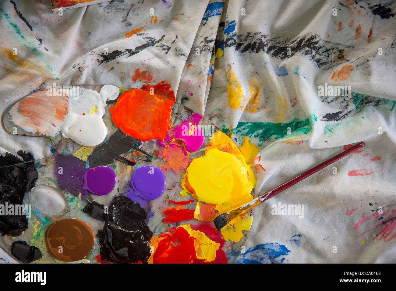 Used artist paint palette hi-res stock photography and images - Alamy