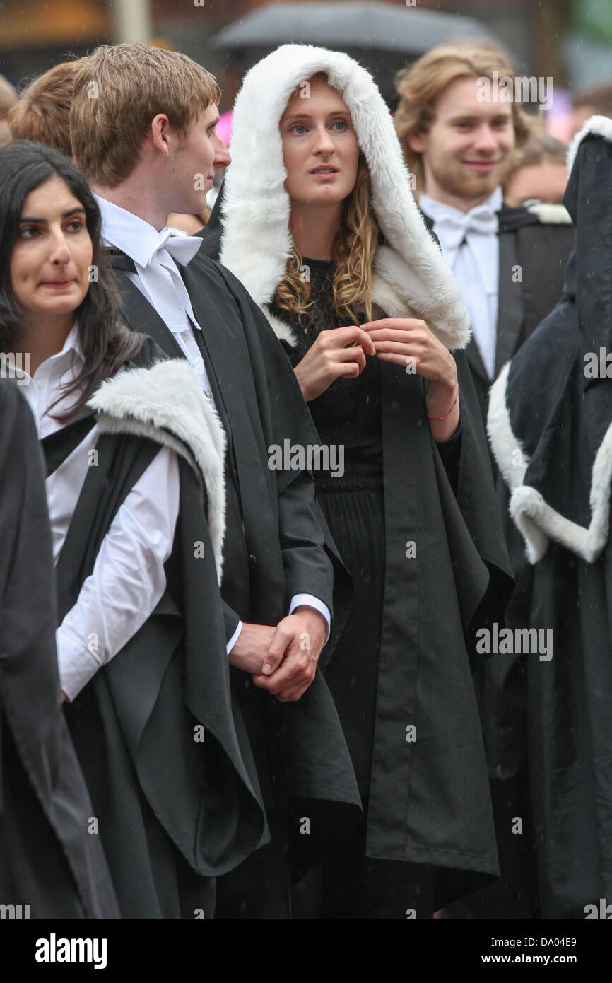 GRADUATION DAT AT CAMBRIDGE UNIVERSITY SHOWS STUDENTS ON THEIR WAY TO ...