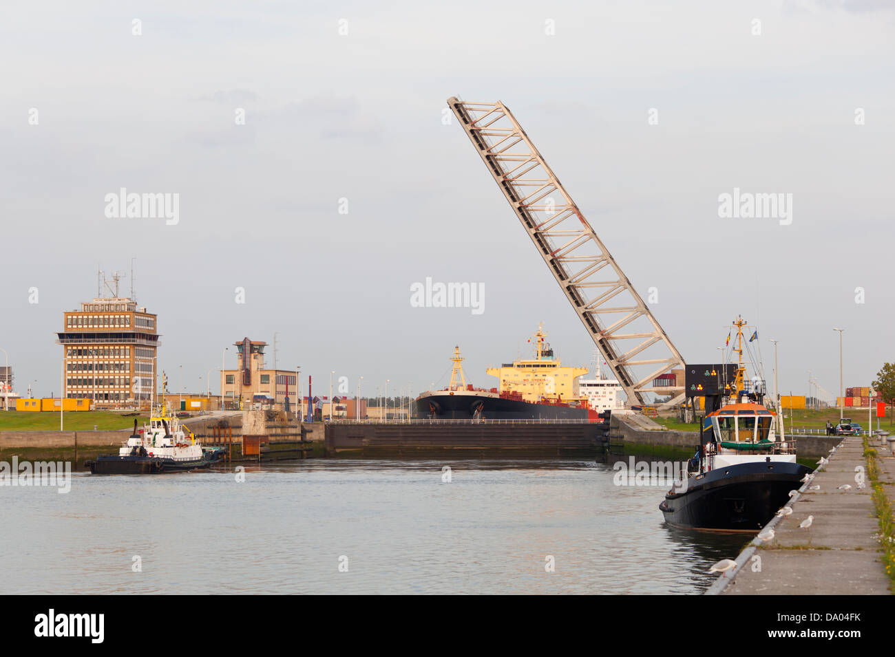 Ship canal lock hi-res stock photography and images - Alamy