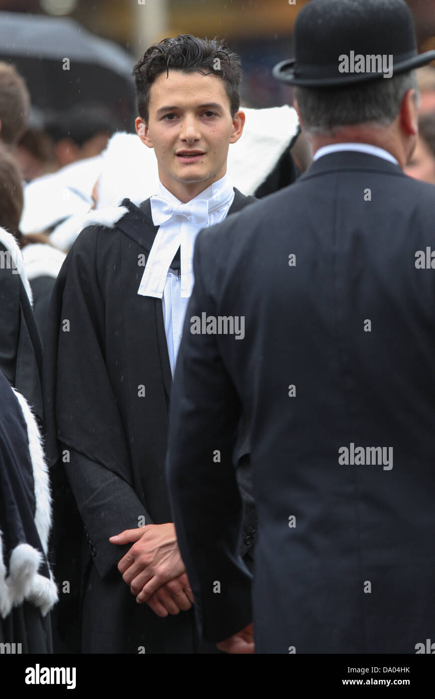 GRADUATION DAT AT CAMBRIDGE UNIVERSITY SHOWS STUDENTS ON THEIR WAY TO ...