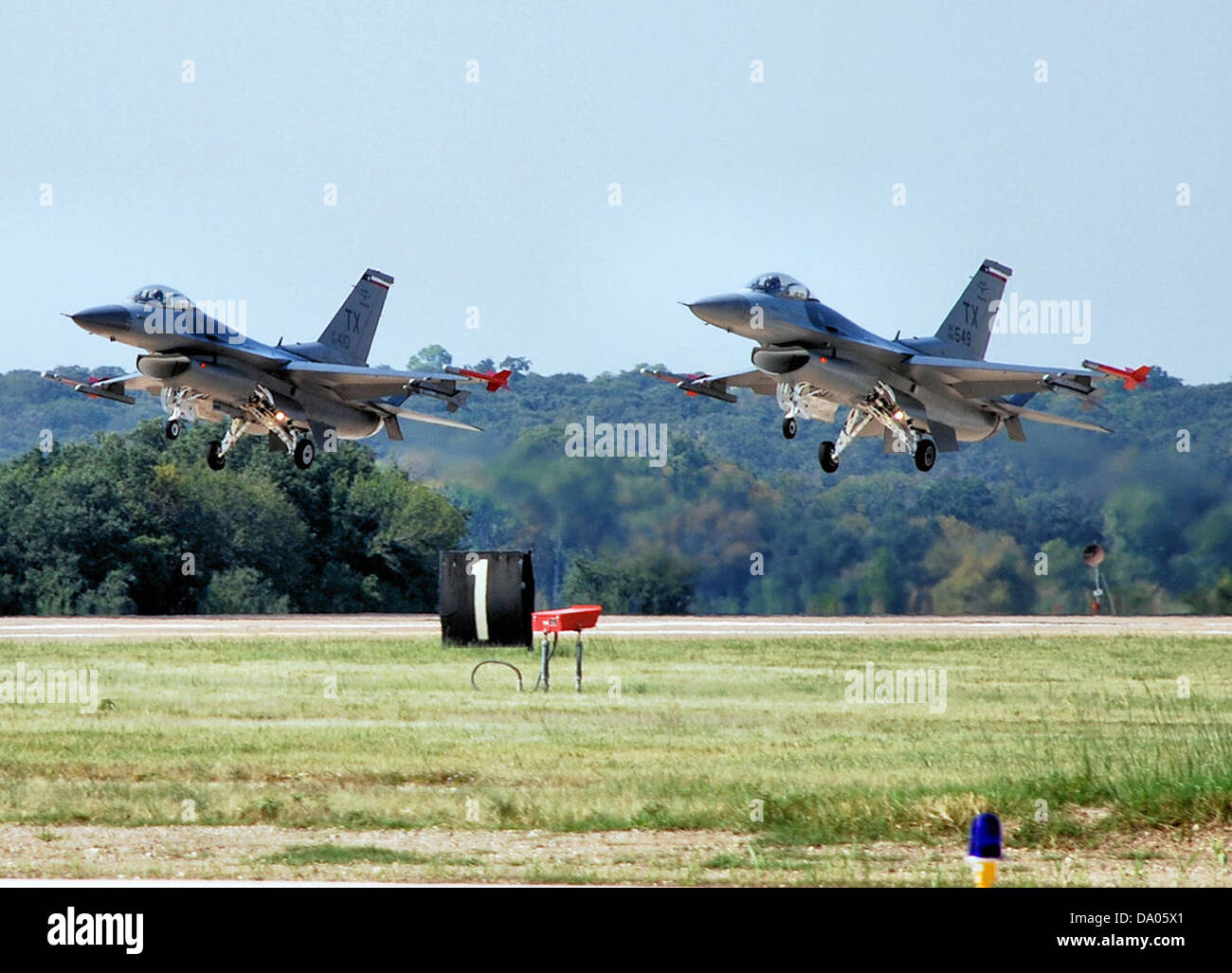 F-16 Fighting Falcons from the 301st Operations Group fly over Carswell ...