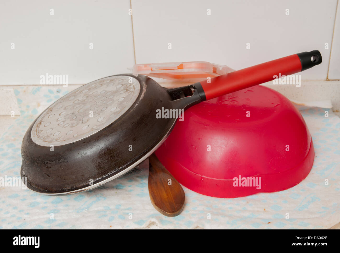 kitchen tools stacked to dry Stock Photo - Alamy