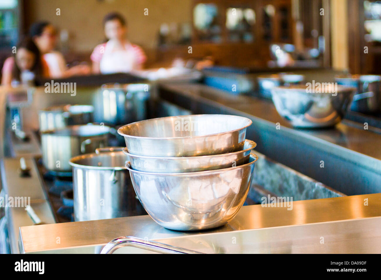 Kids learning how to cook in cooking school Stock Photo - Alamy