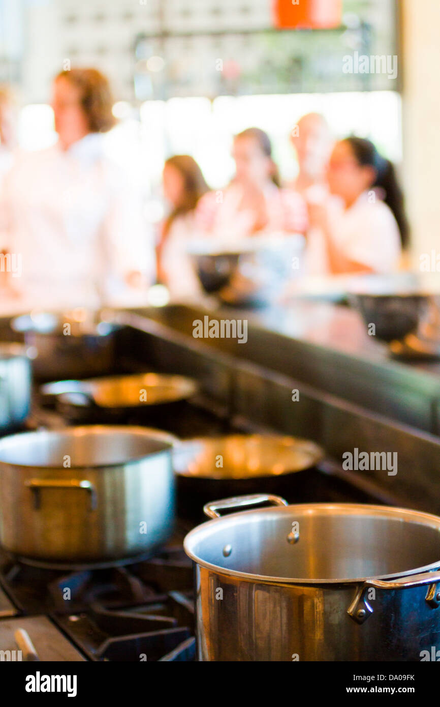 Kids learning how to cook in cooking school Stock Photo - Alamy