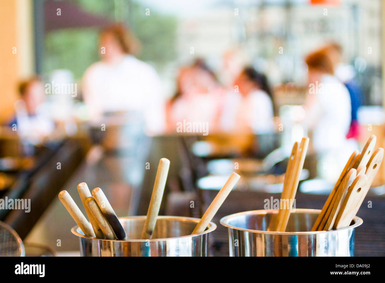 Kids learning how to cook in cooking school Stock Photo - Alamy