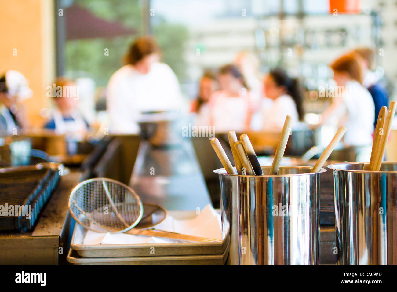 Kids learning how to cook in cooking school Stock Photo - Alamy