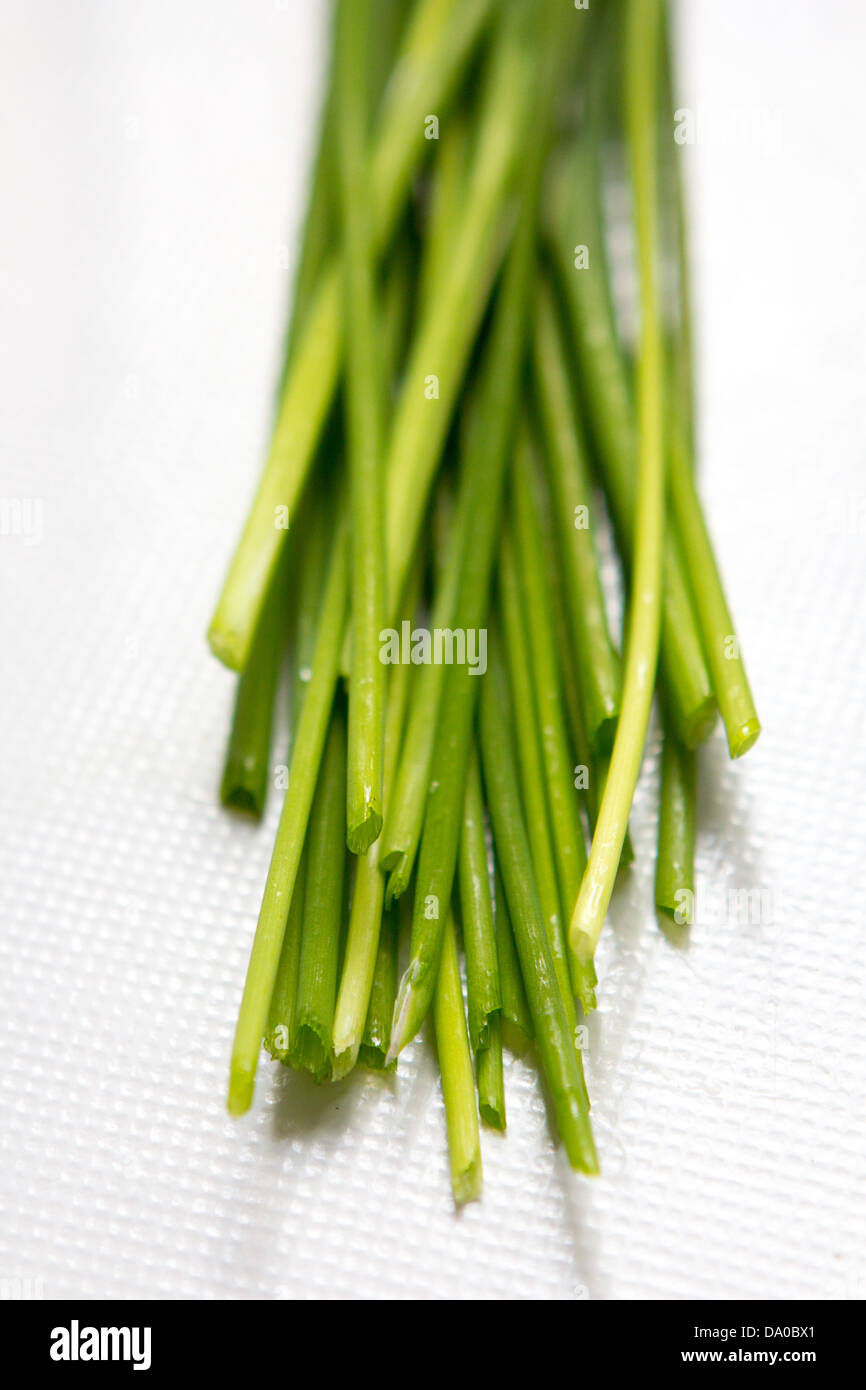 Close up of chopped chives on a work surface Stock Photo - Alamy