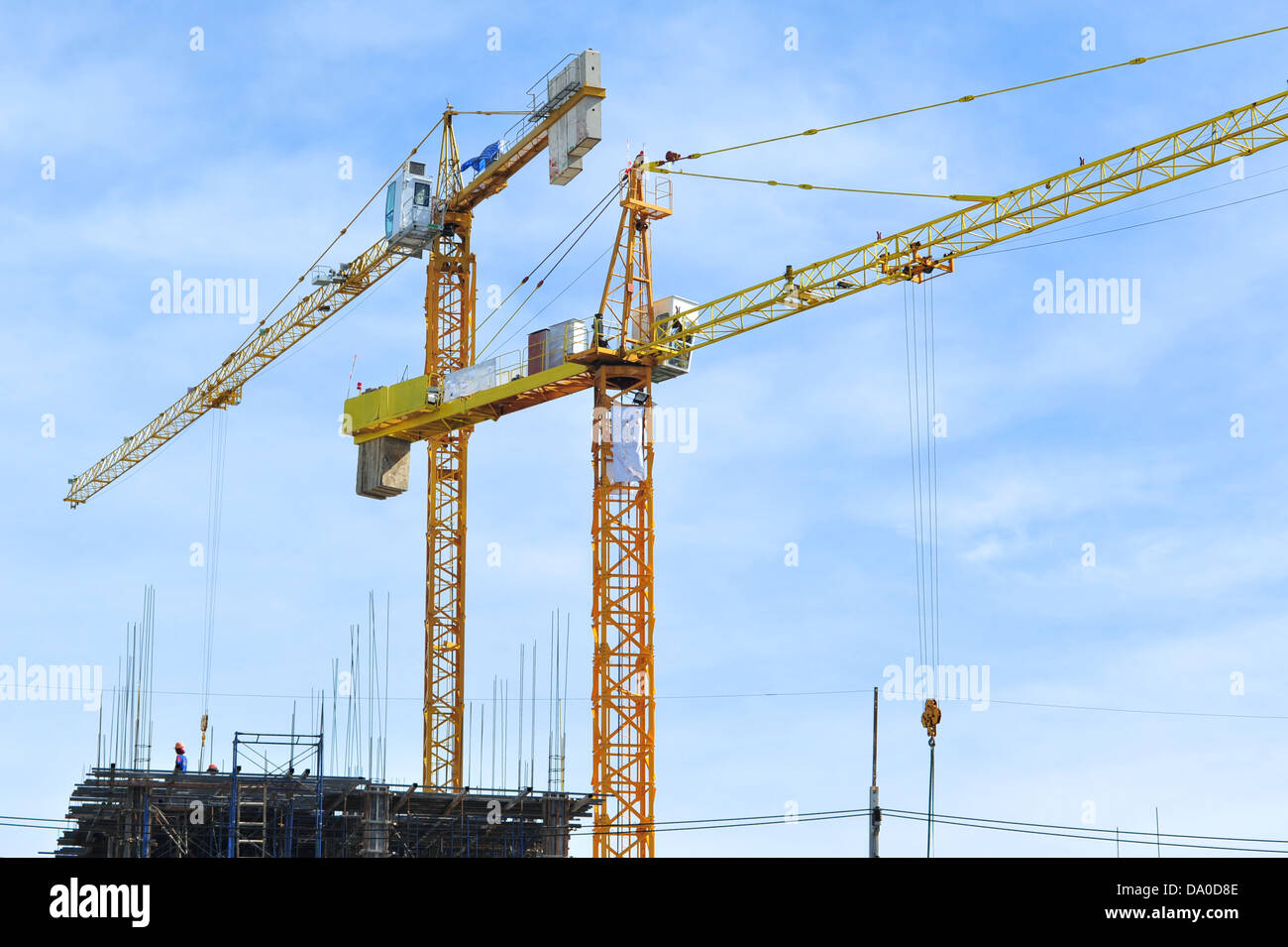 Cranes building hi-res stock photography and images - Alamy
