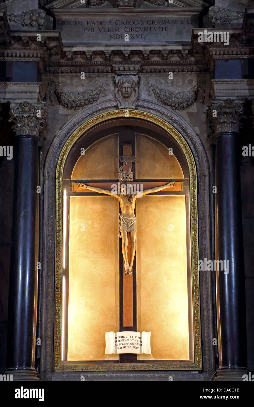 Crucifix in the Duomo in Milan Italy Stock Photo - Alamy