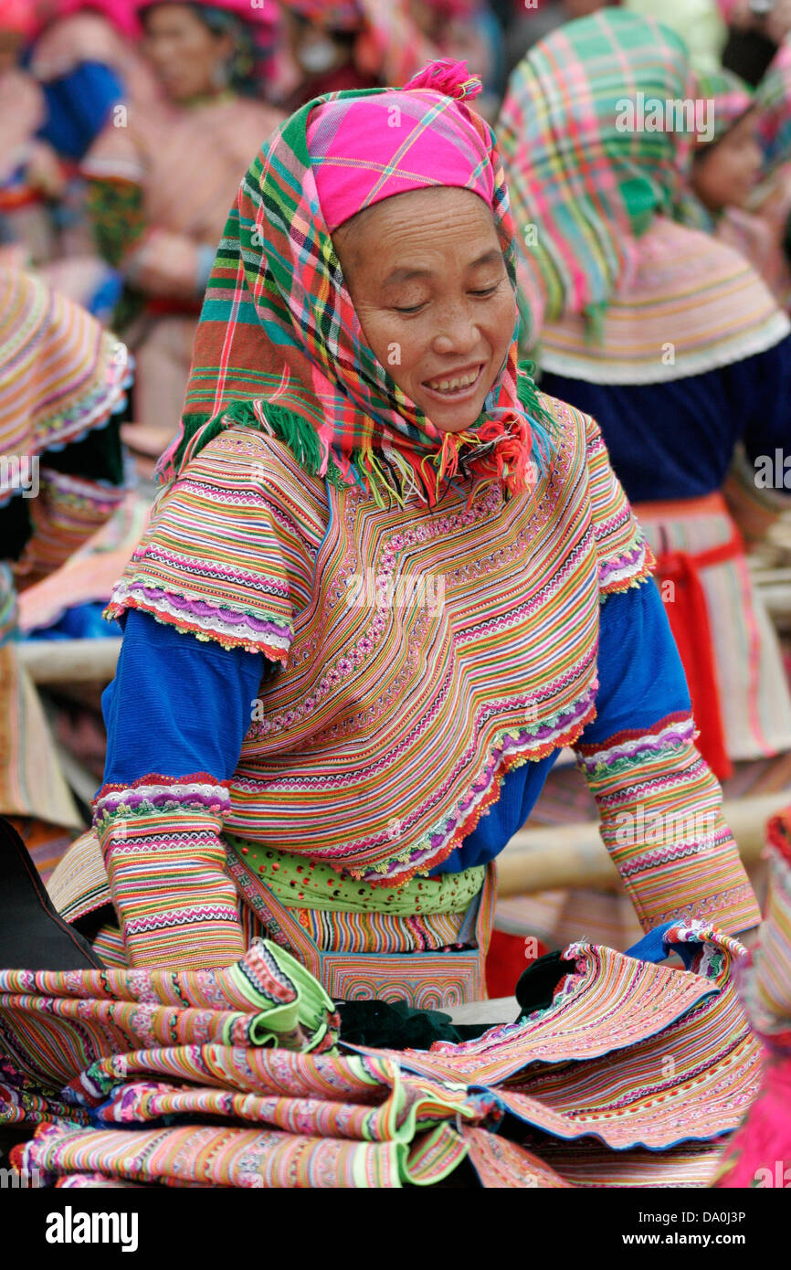 Portrait of Flower Hmong woman at the market in Bac Ha, Vietnam ...