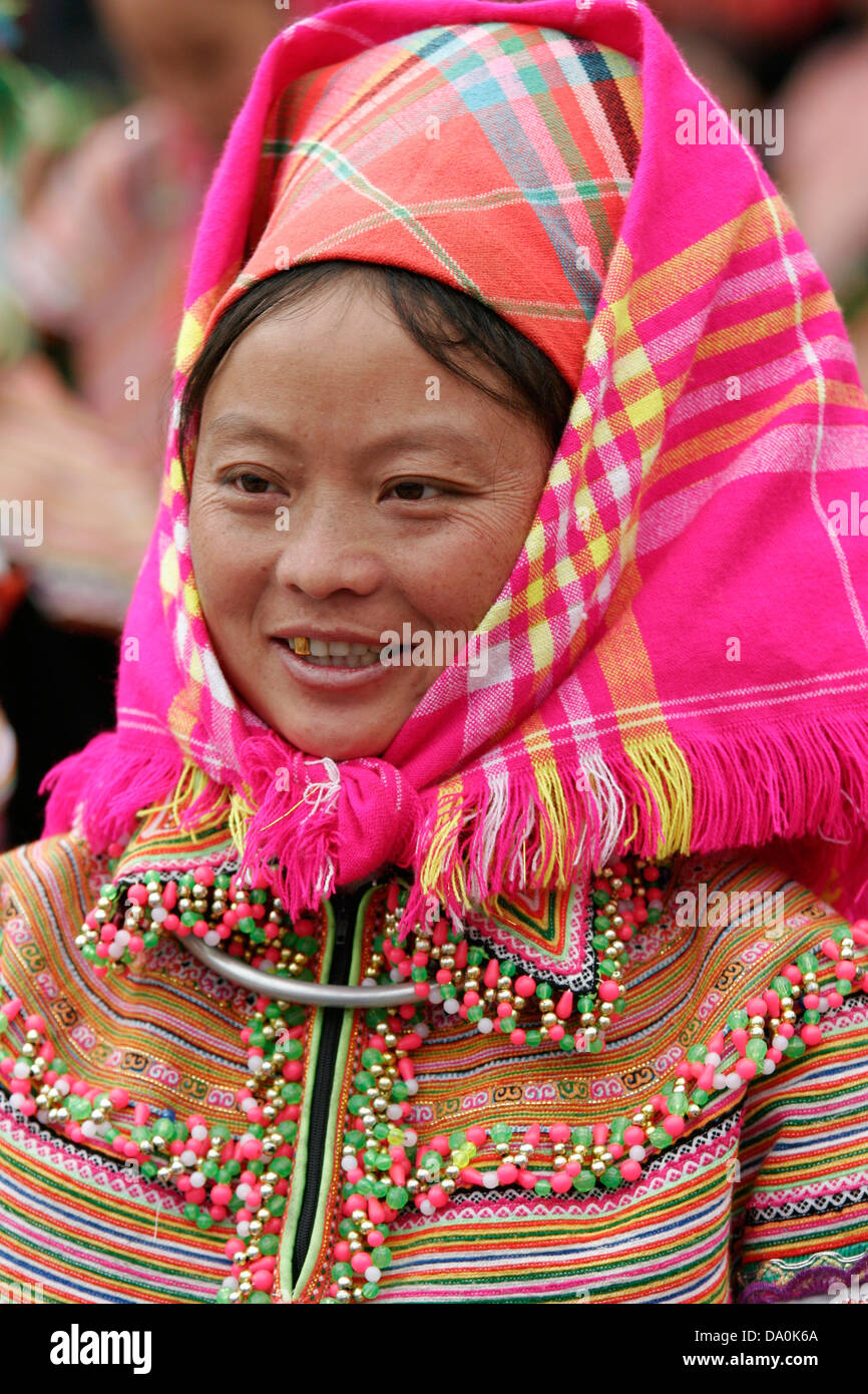 Old woman portrait flower hmong hi-res stock photography and images - Alamy
