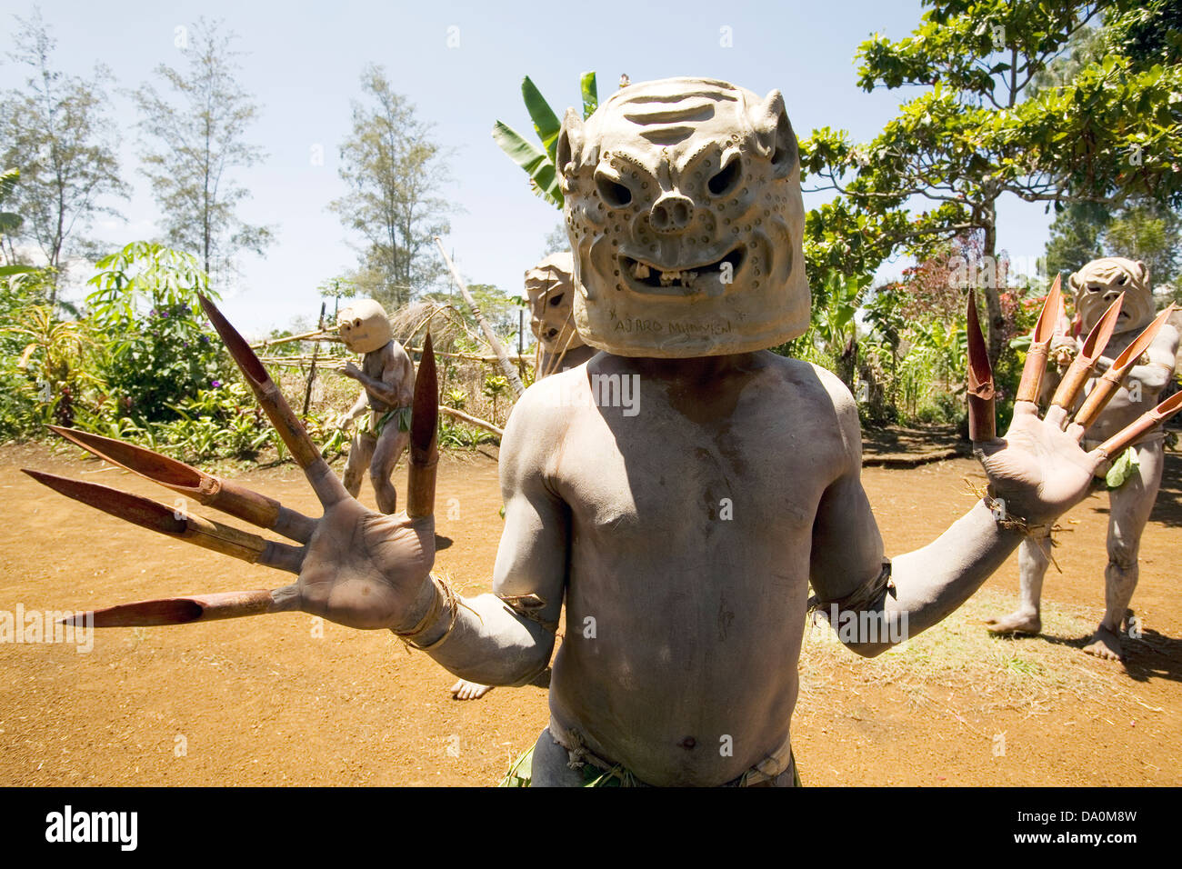 Mud Men performance, Papua New Guinea Stock Photo - Alamy