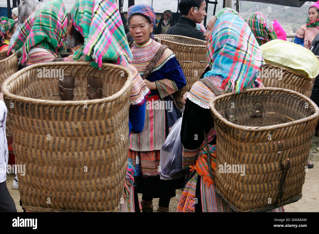 Flower Hmong women carrying huge woven baskets at the animal market in ...