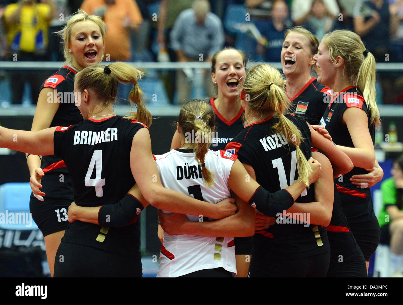 The players of the women's national volleyball team celebrate their ...
