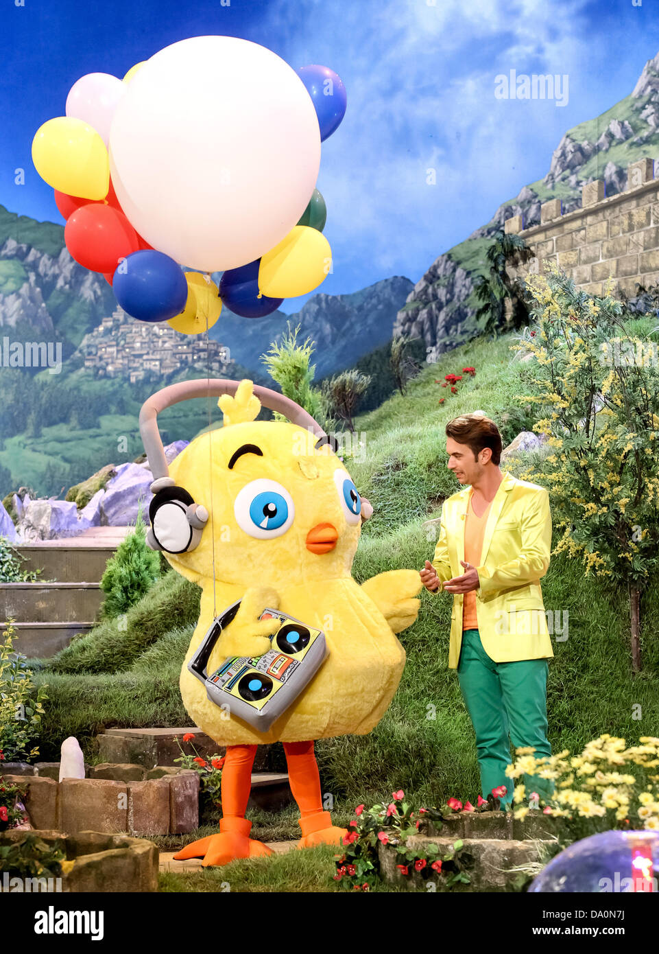 Presenters singing hi-res stock photography and images - Alamy