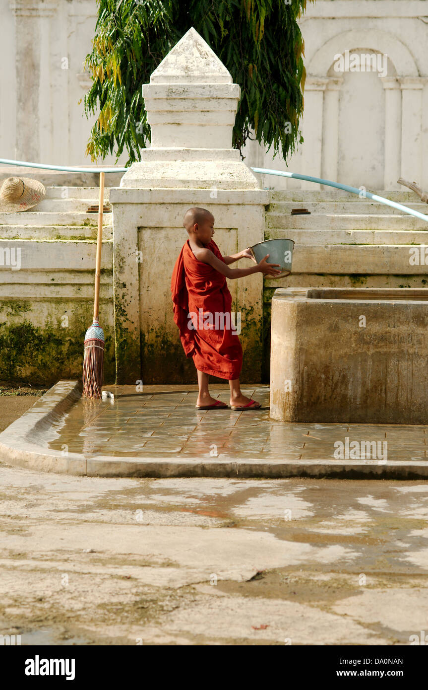 Buddhist monks washing hi-res stock photography and images - Alamy