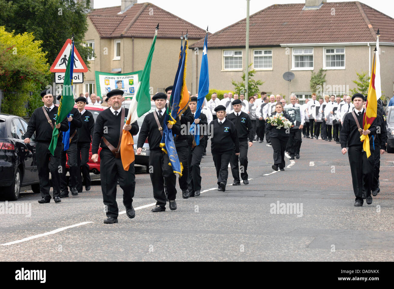 Ira uniform paramilitary paramilitaries hi-res stock photography and ...