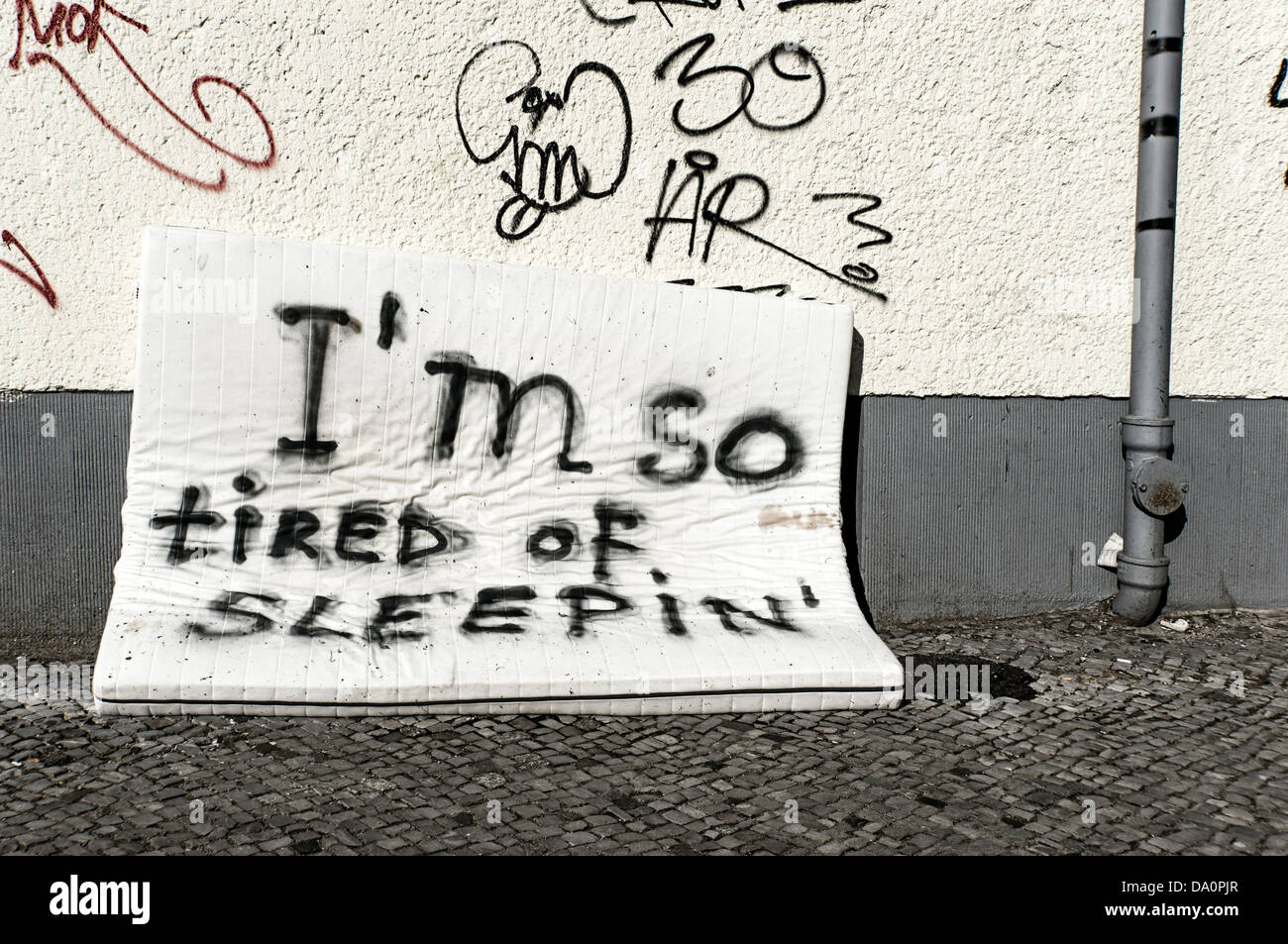 Graffiti homeless sleeping hi-res stock photography and images - Alamy