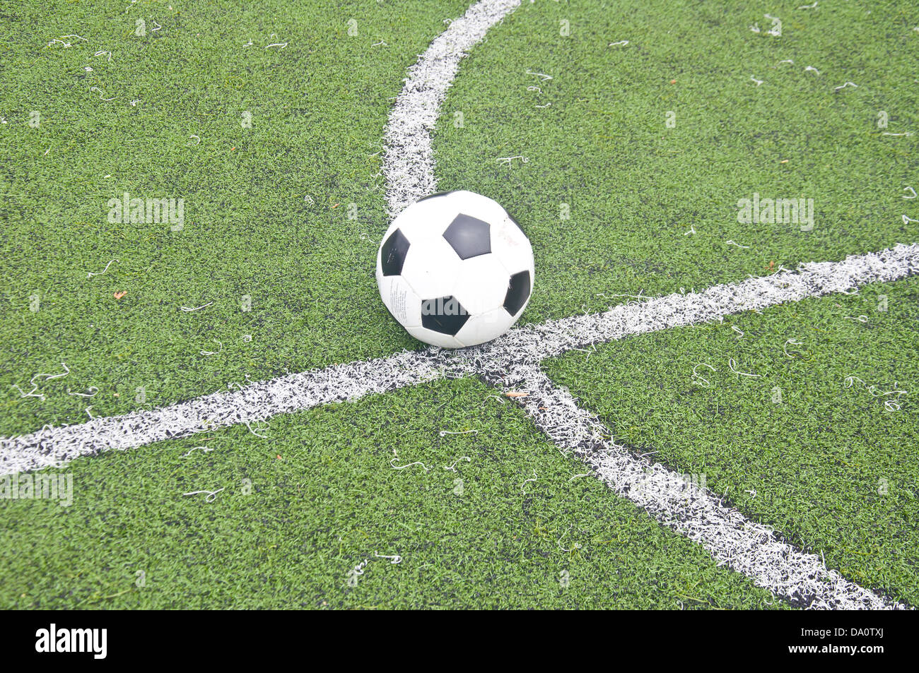 White line on black hi-res stock photography and images - Alamy