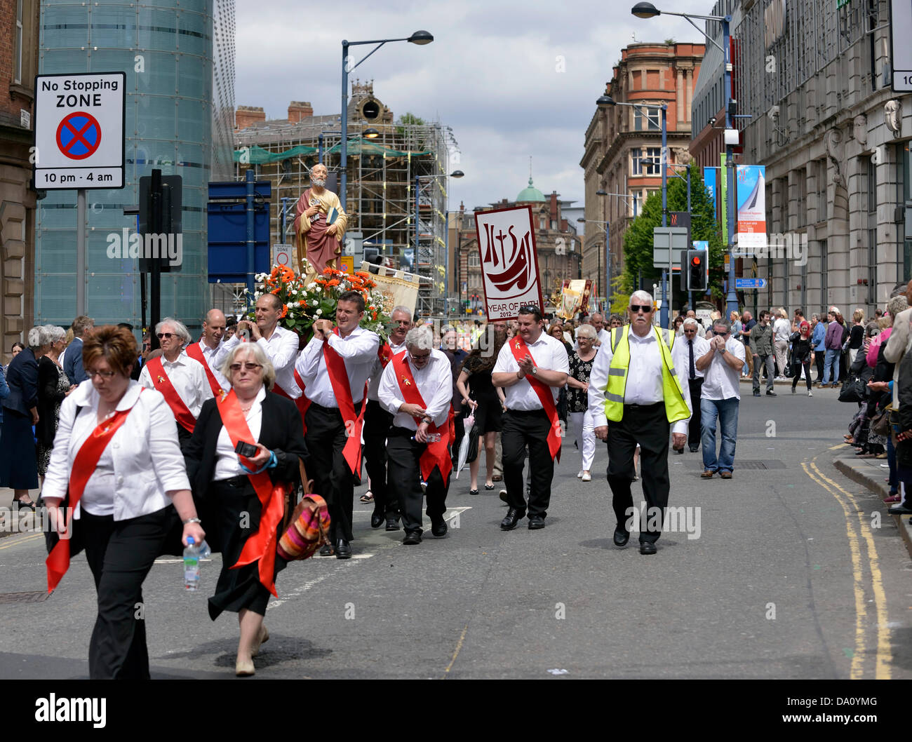 Manchester walk city centre italian procession hi-res stock photography ...