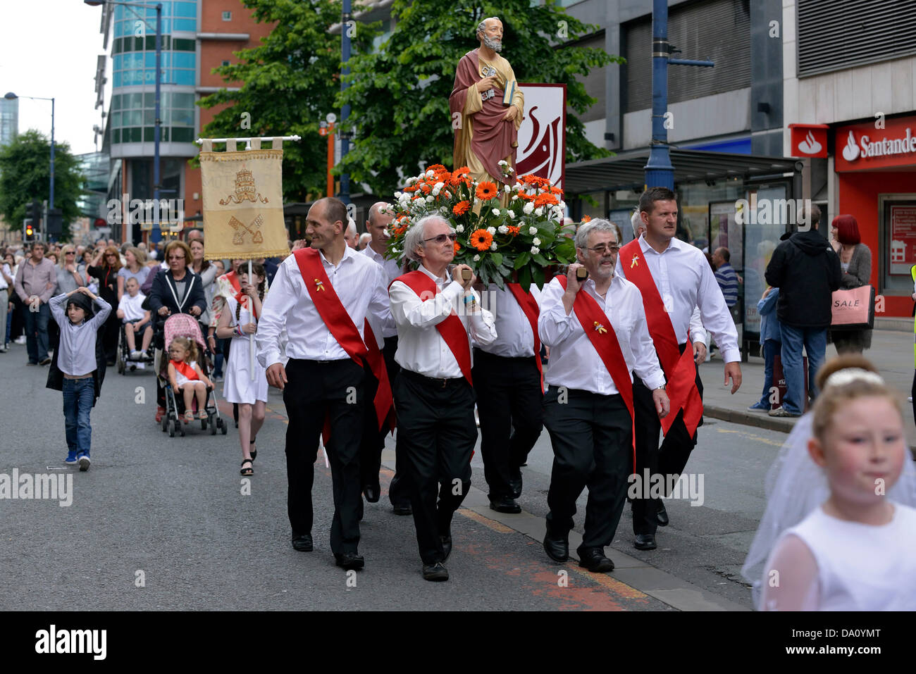 Manchester walk city centre italian procession hi-res stock photography ...