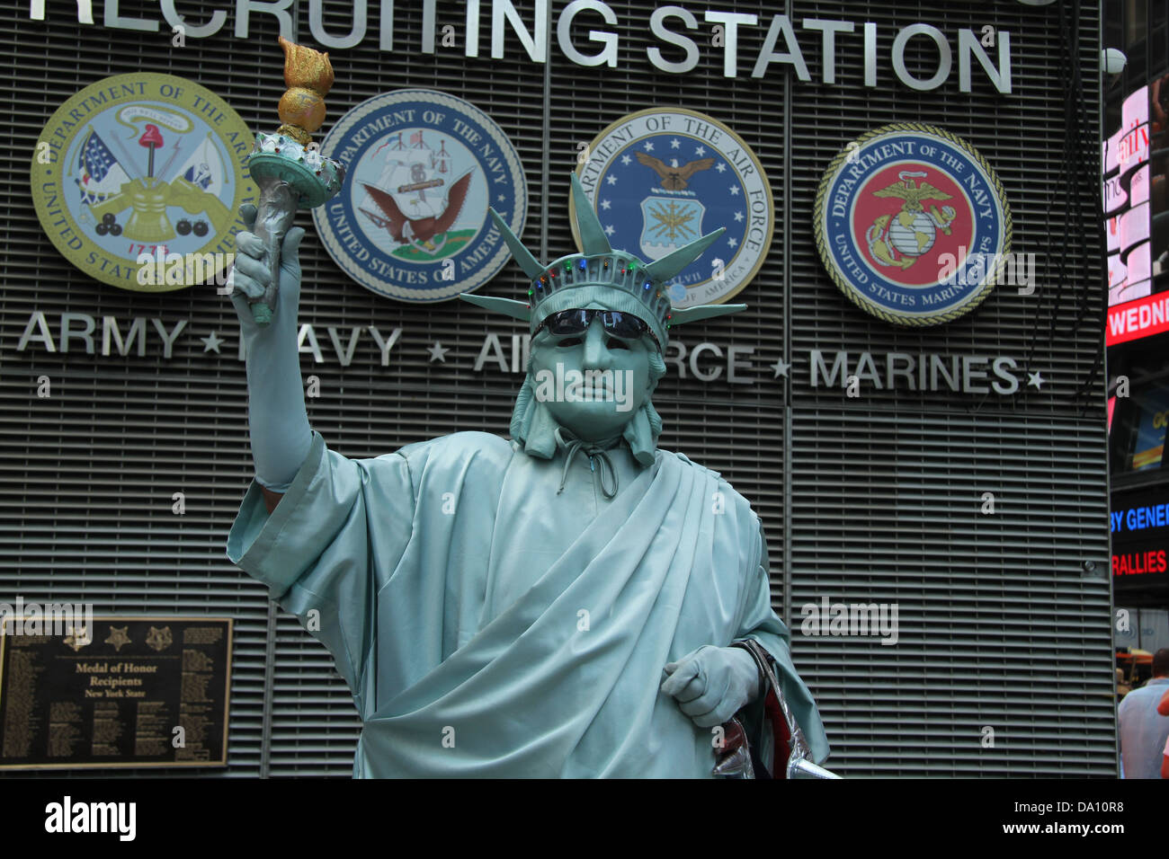 Statue of liberty actor hi-res stock photography and images - Alamy