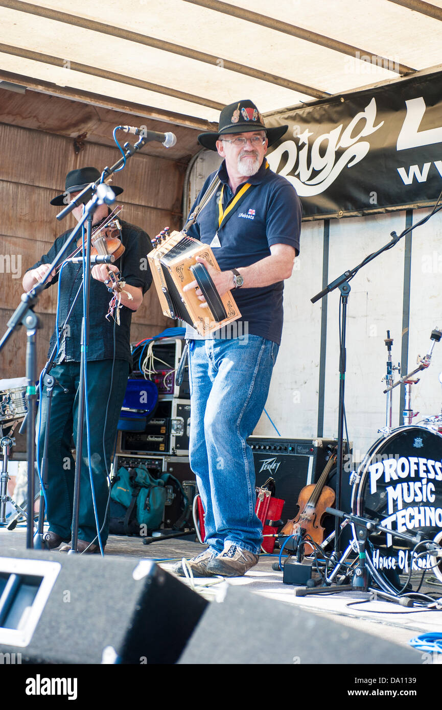 Leigh-on-Sea, UK. 30th June, 2013. Colin & the Crawfish performing at ...