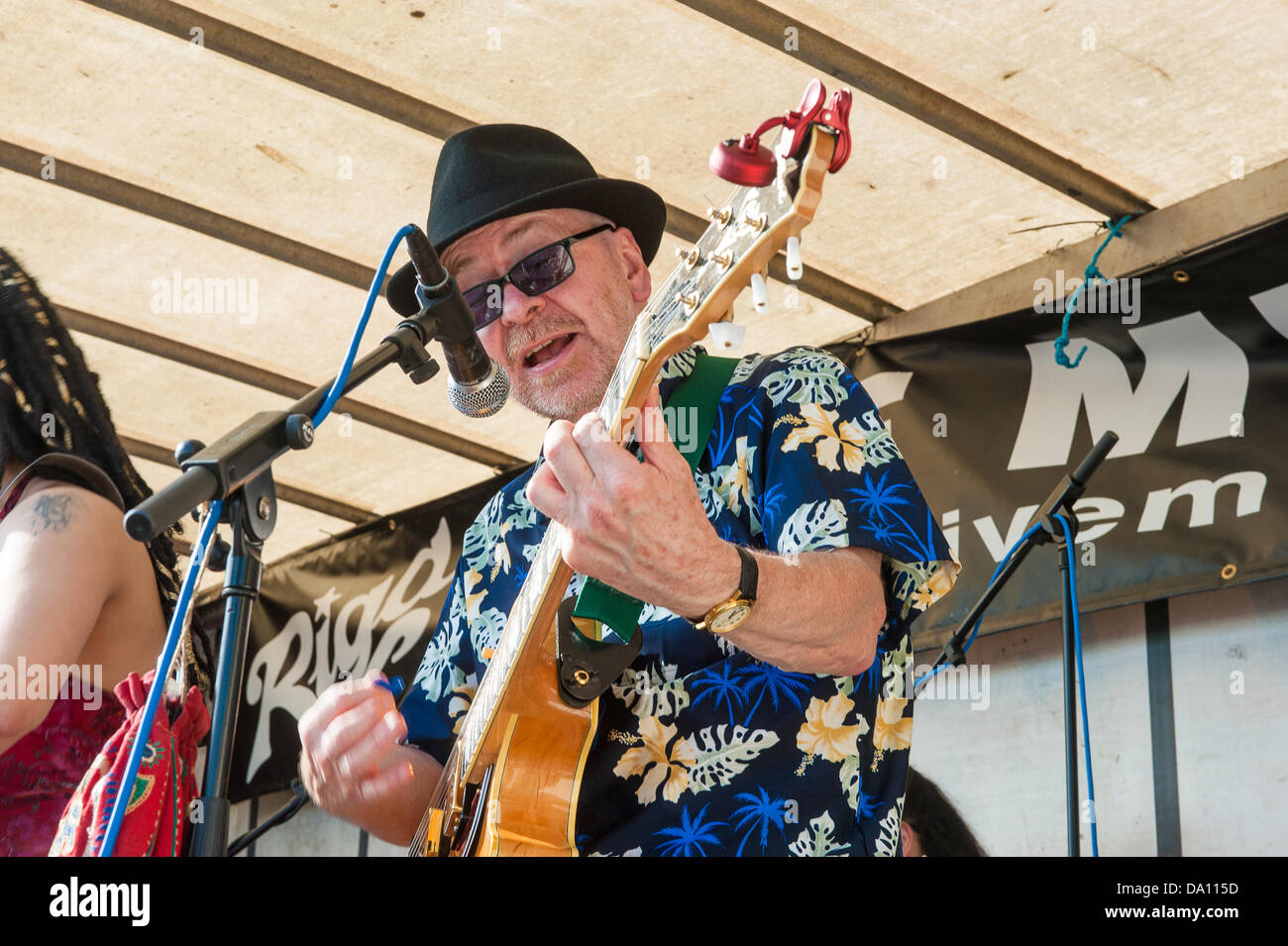 Leigh-on-Sea, UK. 30th June, 2013. Colin & the Crawfish performing at ...