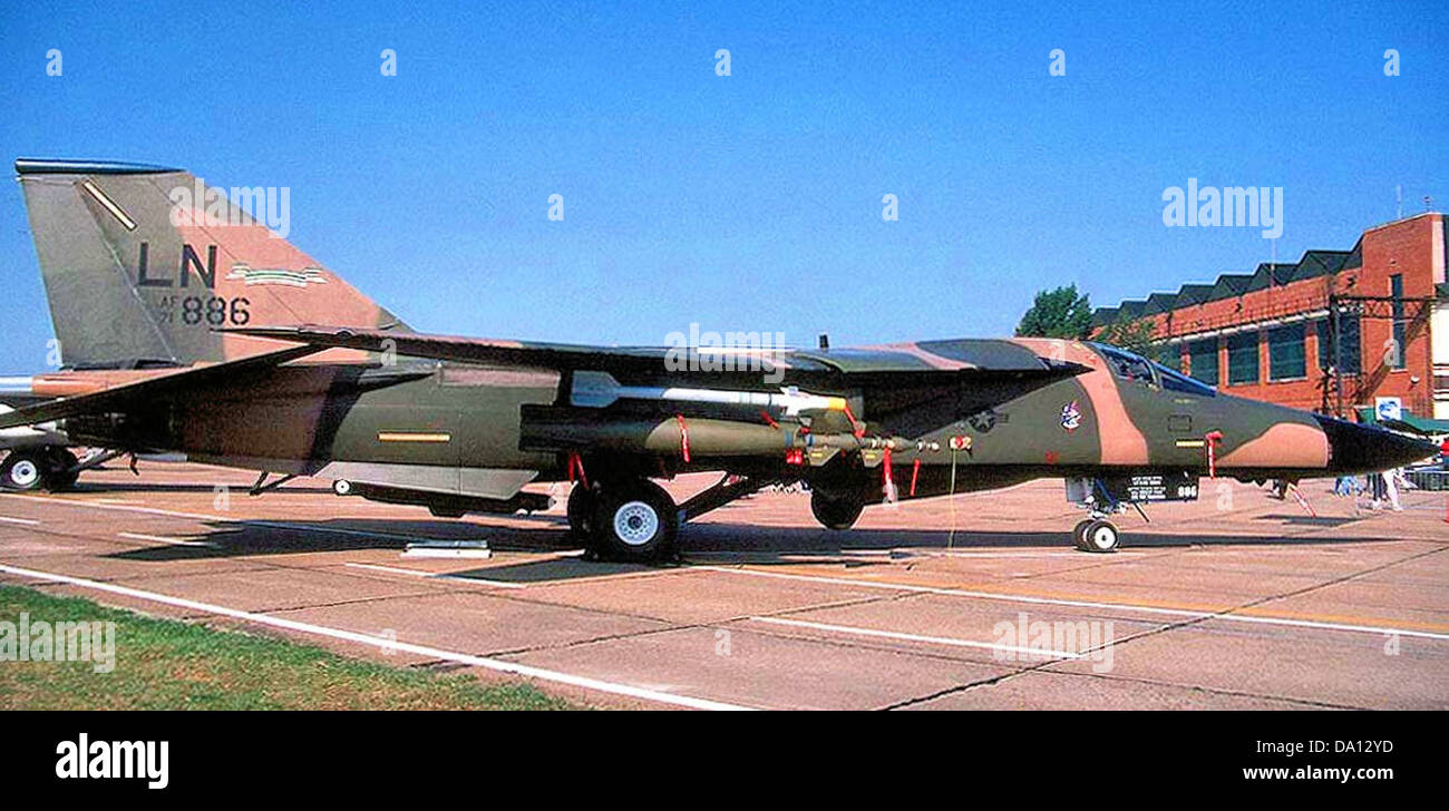 492d Tactical Fighter Squadron - General Dynamics F-111F - 71-0886 ...