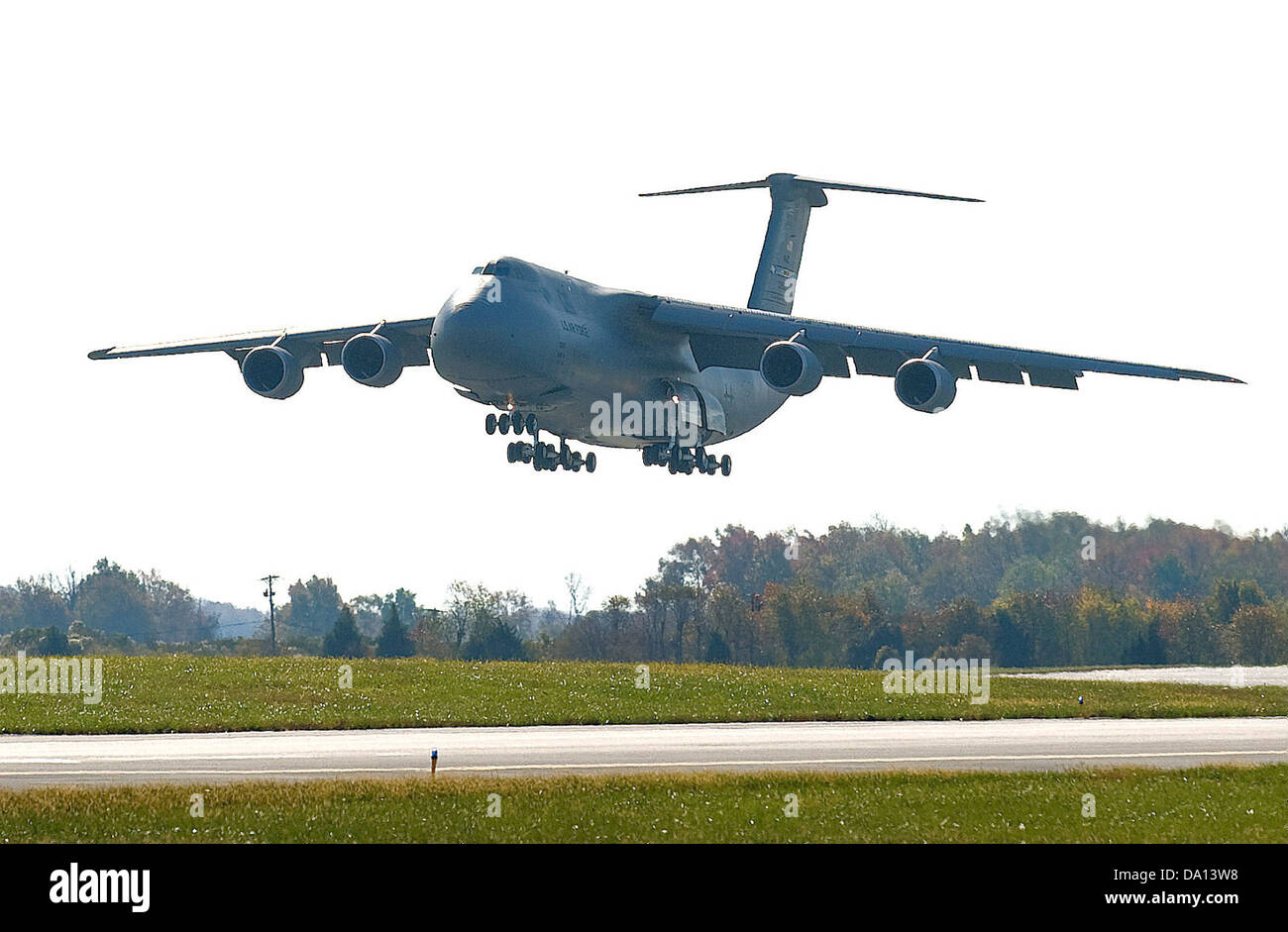 Air force aircraft lands hi-res stock photography and images - Alamy