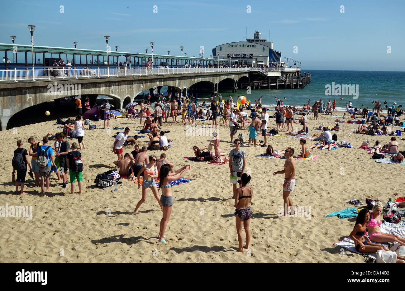 Bournemouth beach, tourists sunbathe on Bournemouth beach, Dorset ...