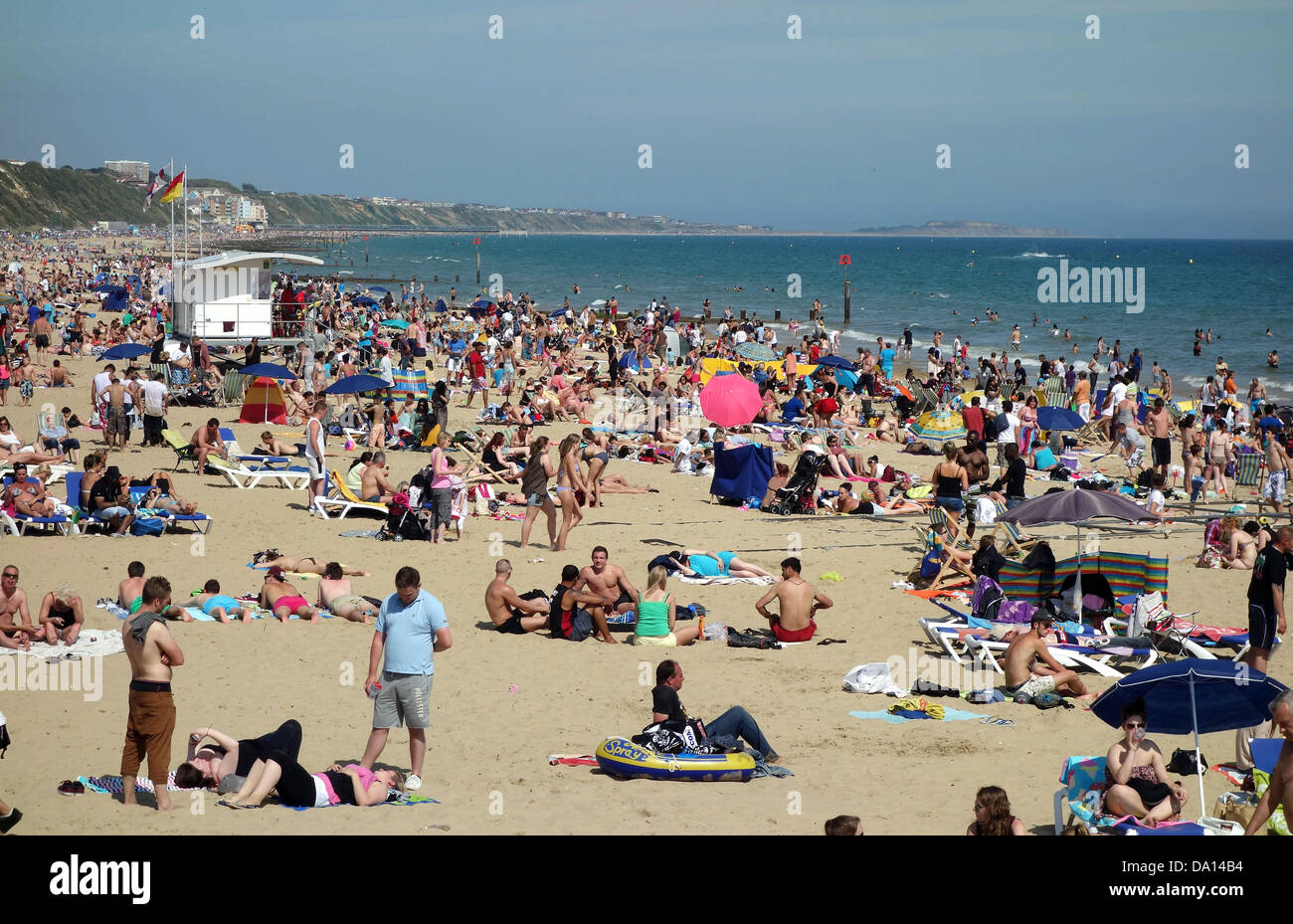 Hot weather on bournemouth beach hi-res stock photography and images ...