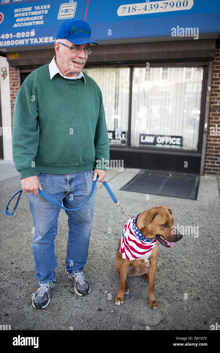 People wearing american flag parade hi-res stock photography and images ...
