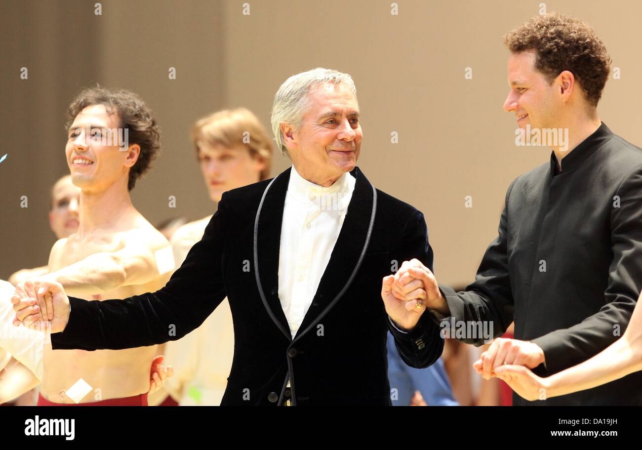 Director and head choreographer of the Hamburg Ballet, John Neumeier (C ...