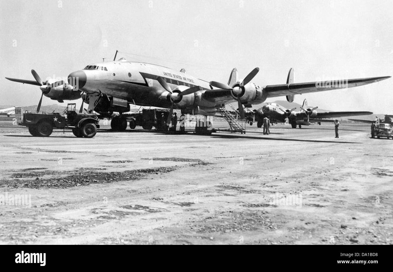 121 constellation military transport hi-res stock photography and ...