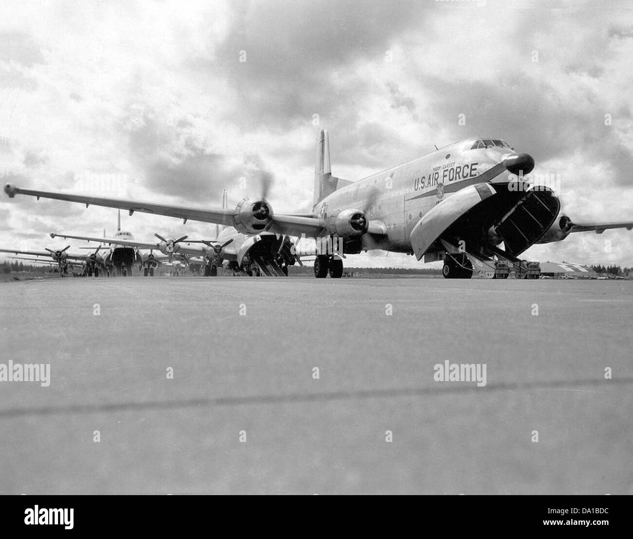 C 124 globemaster hi-res stock photography and images - Alamy