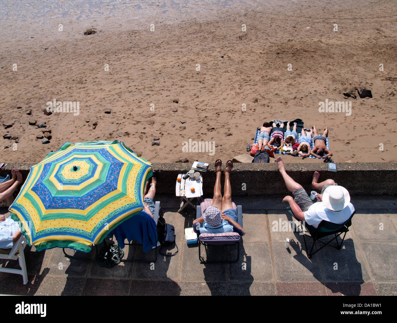 People sitting in beach chairs hi-res stock photography and images - Alamy