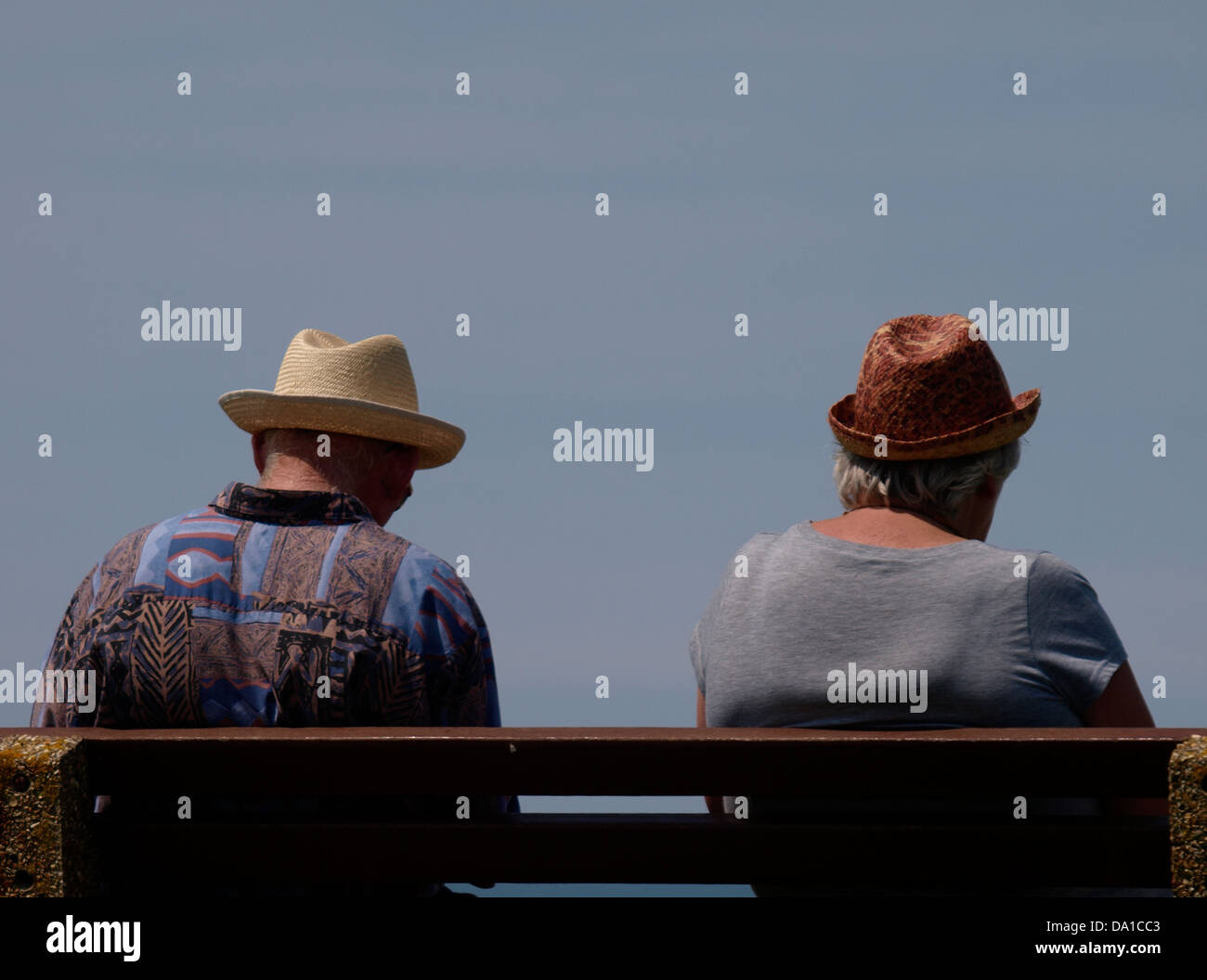 Old couple sitting on bench hi-res stock photography and images - Alamy