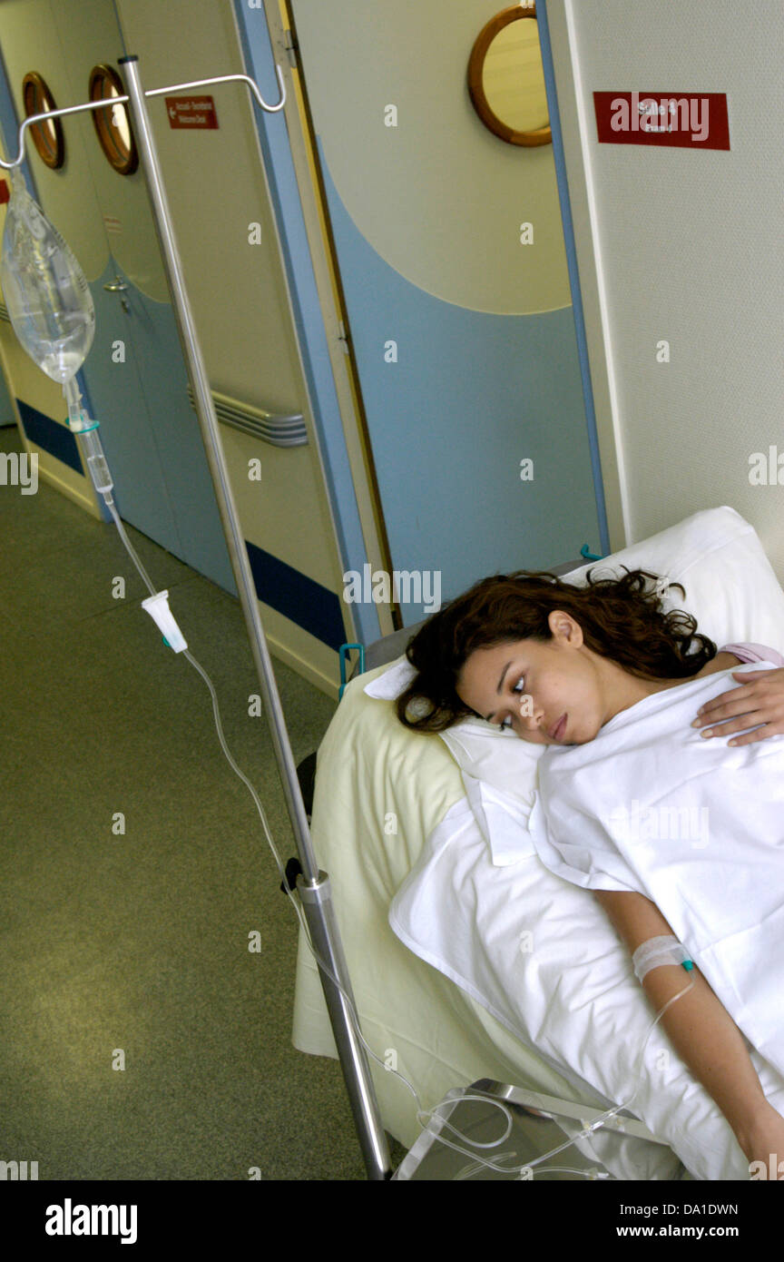 WOMAN HOSPITAL PATIENT Stock Photo - Alamy