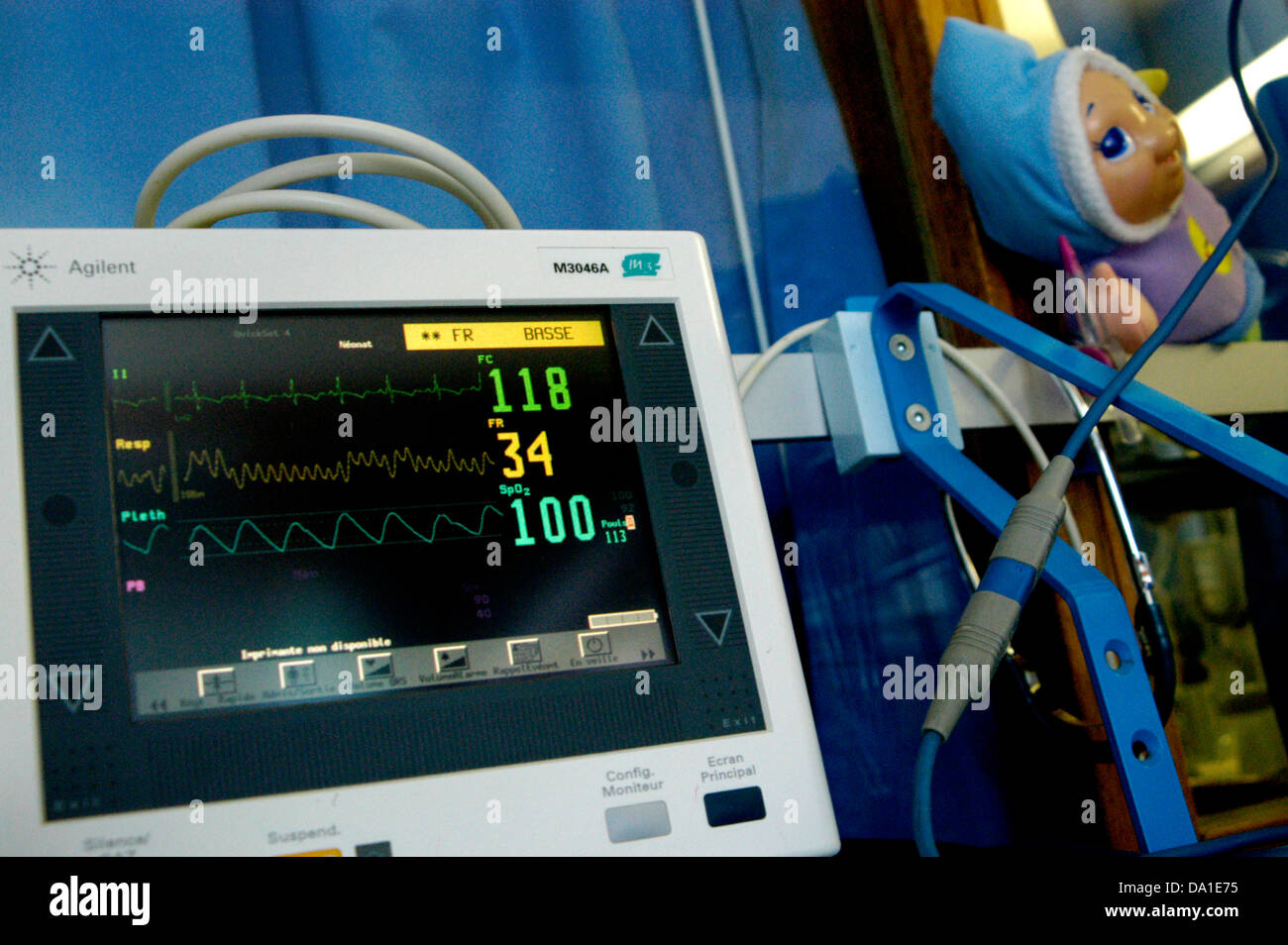 Ecg screen close up hi-res stock photography and images - Alamy