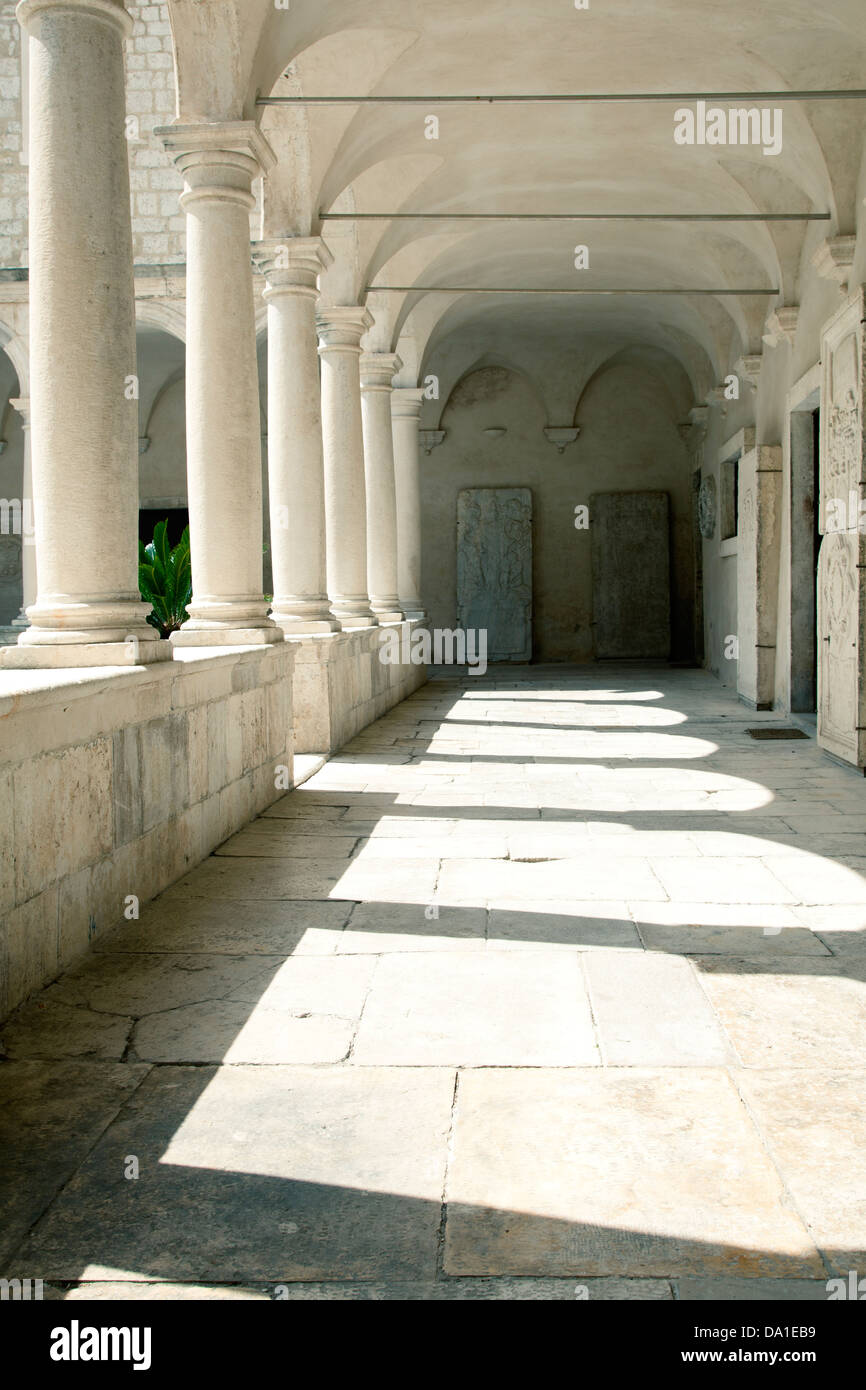 Courtyard of a temple hi-res stock photography and images - Alamy