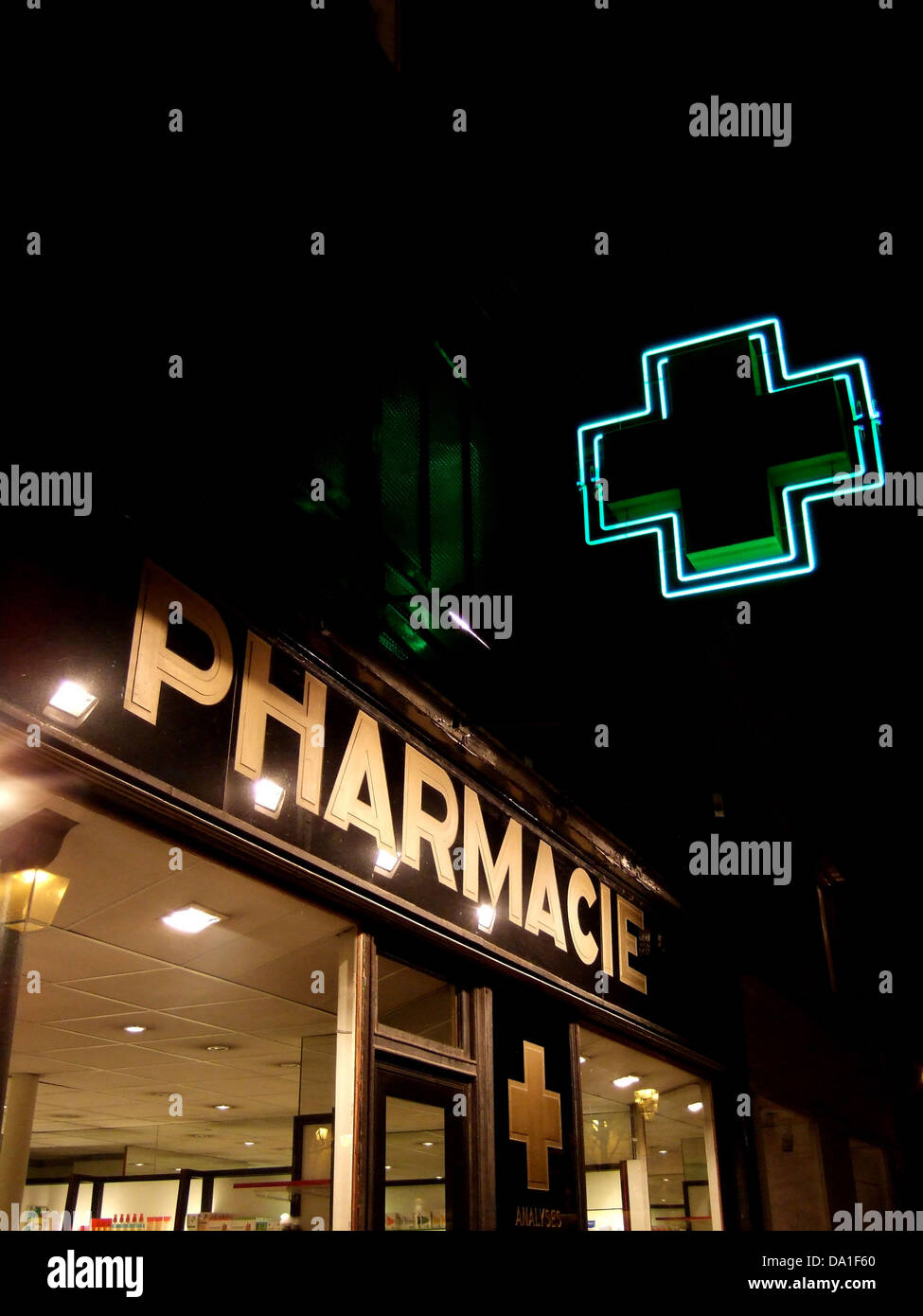 OUTSIDE OF A CHEMIST'S SHOP Stock Photo - Alamy
