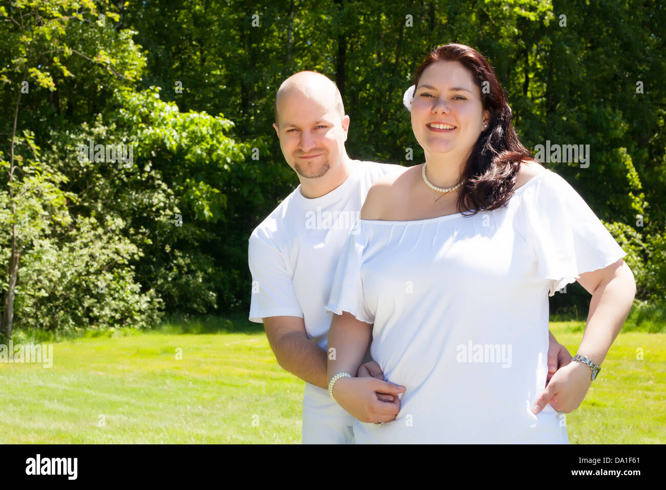 Couple dressed in white hi-res stock photography and images - Alamy