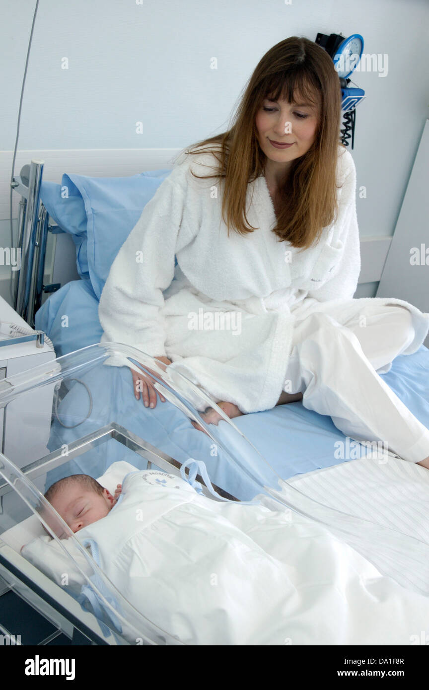 Babies mum hospital hi-res stock photography and images - Alamy